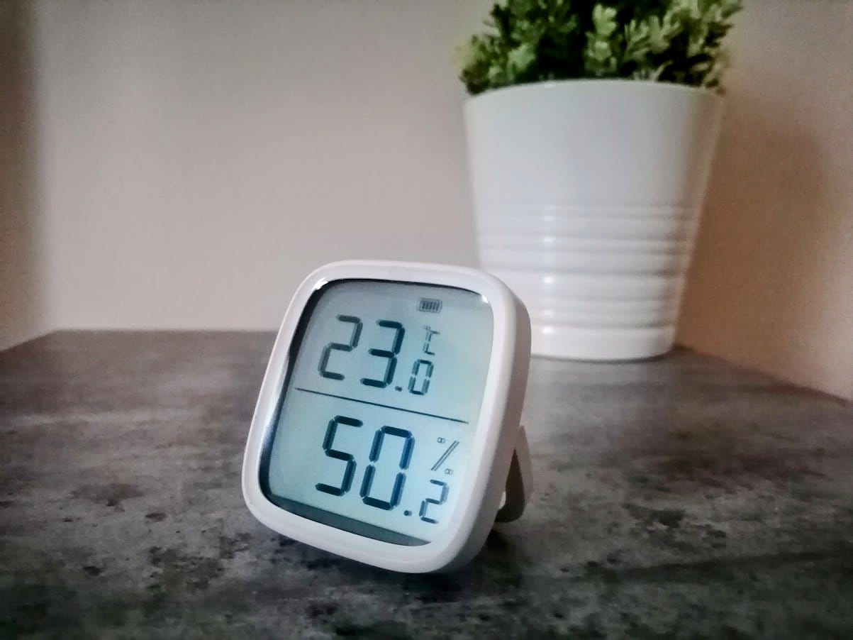 Sonoff SNZB-02D with a "Display" - Small, Zigbee 3.0 temperature and ...